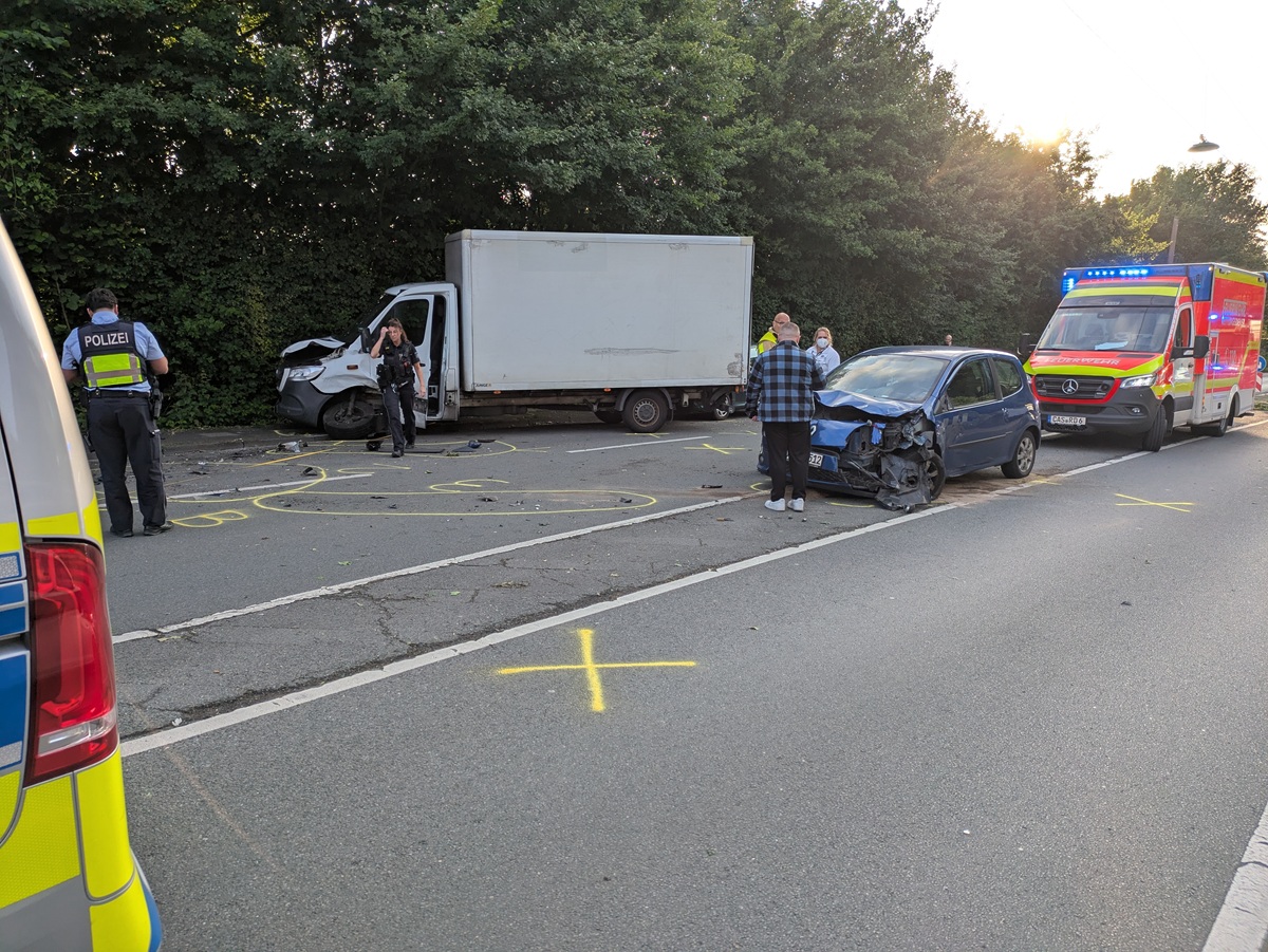 Schwerer Unfall auf der Dortmunder Straße – PKW prallt gegen LKW | Castrop-Rauxel